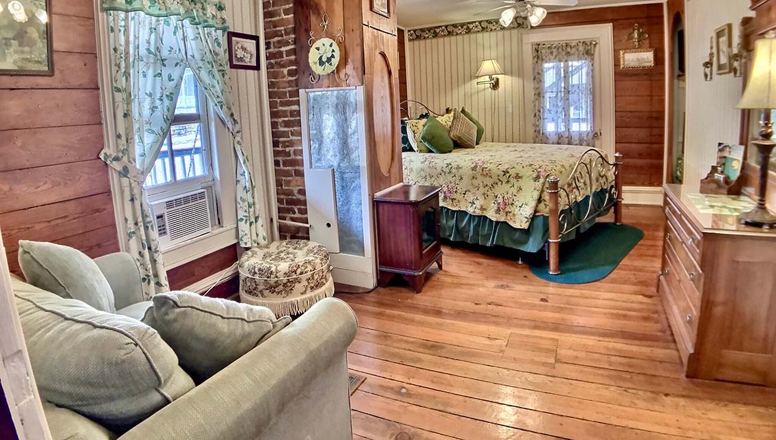 Magnolia Suite - The Piedmont House - Eureka Springs Lodging